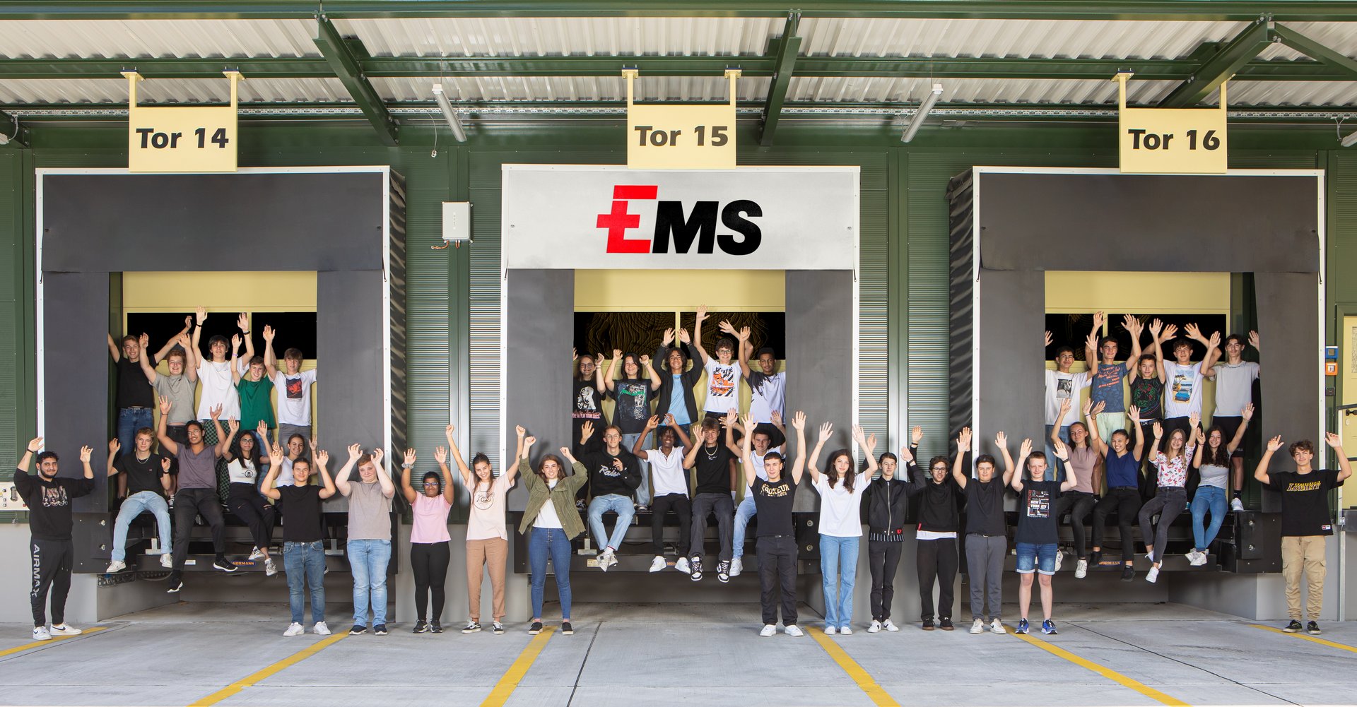 "Auf in die weltweite Zukunft!" hiess es beim Lehrstart der 40 neuen EMS-Lernenden!