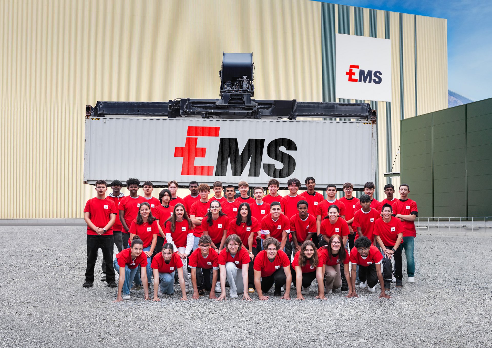 "Der erste Schritt in eine erfolgreiche berufliche Zukunft" – 44 Lernende starten mit EMS-CHEMIE ...